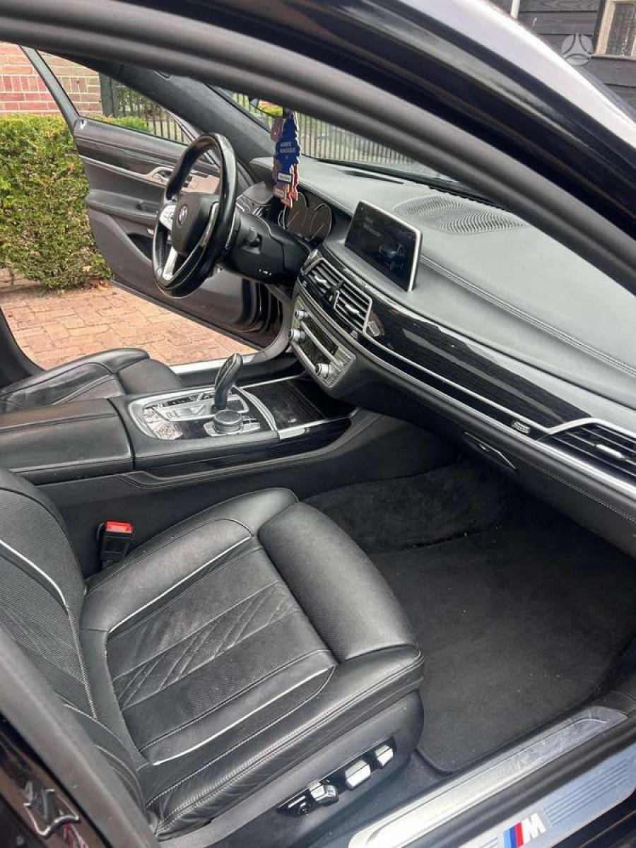 Black BMW 750 2017 in Ukmerge, with an engine capacity of 2.99 L and mileage of 300 thousand km for 14850 €, photo 6 on AUTOMOTO.COM.LV