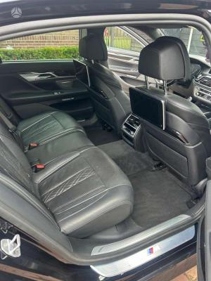 Black BMW 750 2017 in Ukmerge, with an engine capacity of 2.99 L and mileage of 300 thousand km for 14850 €, photo 9 on AUTOMOTO.COM.LV