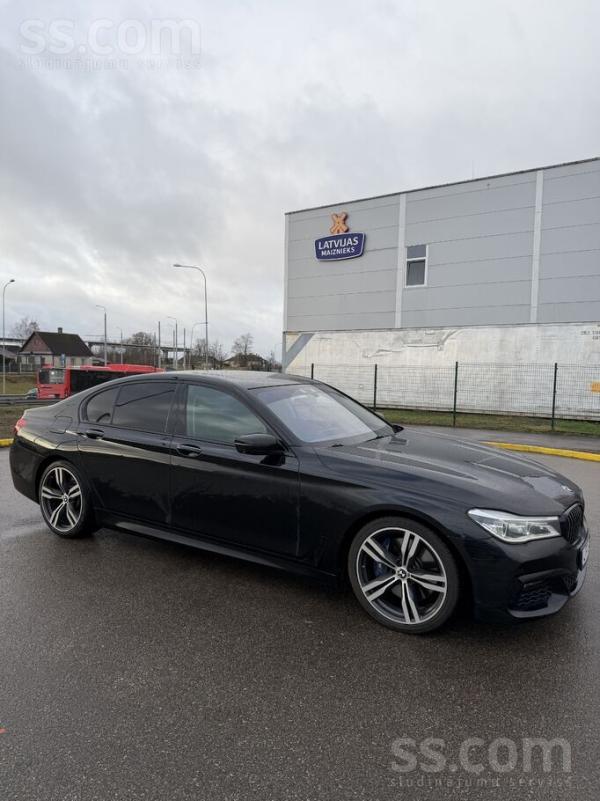 Black BMW 750 2017 in Daugavpils, with an engine capacity of 3.00 L and mileage of 159 thousand km for 35000 €, photo 3 on AUTOMOTO.COM.LV