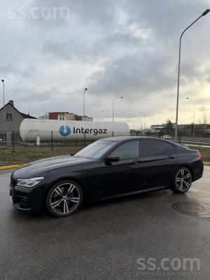 Black BMW 750 2017 in Daugavpils, with an engine capacity of 3.00 L and mileage of 159 thousand km for 35000 €, photo 4 on AUTOMOTO.COM.LV
