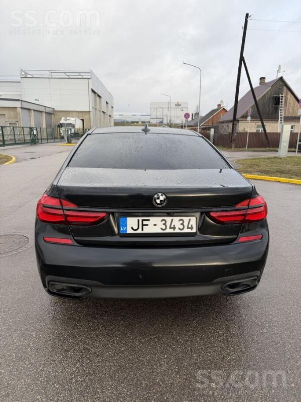 Black BMW 750 2017 in Daugavpils, with an engine capacity of 3.00 L and mileage of 159 thousand km for 35000 €, photo 6 on AUTOMOTO.COM.LV