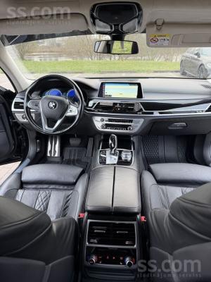 Black BMW 750 2017 in Daugavpils, with an engine capacity of 3.00 L and mileage of 159 thousand km for 35000 €, photo 8 on AUTOMOTO.COM.LV