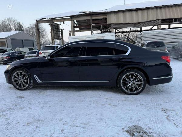 Black BMW 750 2017 in Kaunas, with an engine capacity of 4.40 L and mileage of 227 thousand km for 14200 €, photo 6 on AUTOMOTO.COM.LV