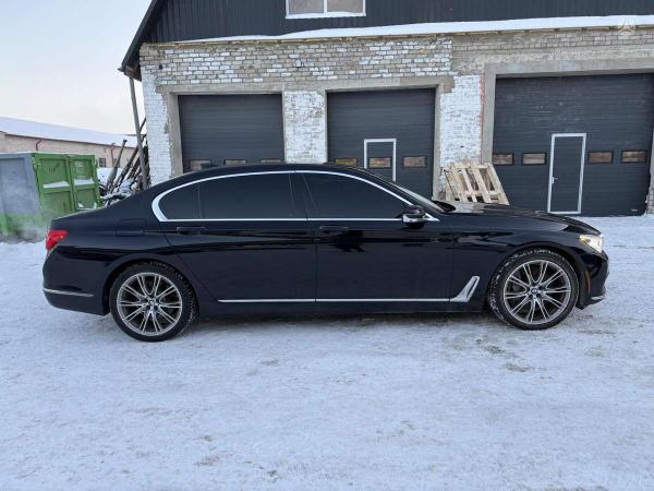 Black BMW 750 2017 in Kaunas, with an engine capacity of 4.40 L and mileage of 227 thousand km for 14200 €, photo 7 on AUTOMOTO.COM.LV