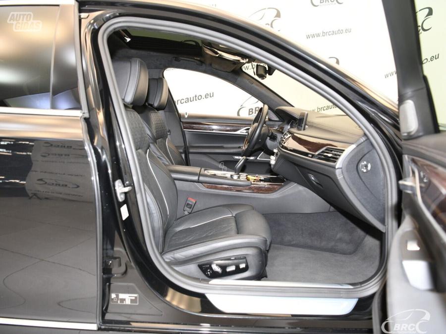 Black BMW 750 2017 in Avizieniai, with an engine capacity of 4.40 L and mileage of 113 thousand km for 24900 €, photo 4 on AUTOMOTO.COM.LV
