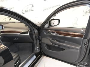 Black BMW 750 2017 in Avizieniai, with an engine capacity of 4.40 L and mileage of 113 thousand km for 24900 €, photo 9 on AUTOMOTO.COM.LV