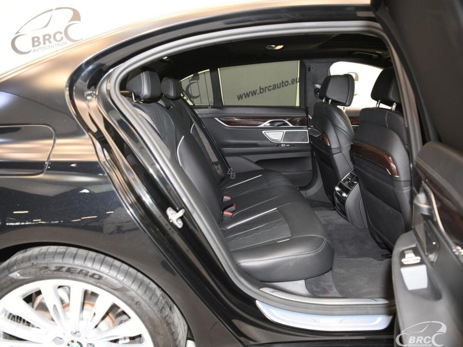 Black BMW 750 2017 in Avizieniai, with an engine capacity of 4.40 L and mileage of 113 thousand km for 24900 €, photo 13 on AUTOMOTO.COM.LV