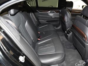 Black BMW 750 2017 in Avizieniai, with an engine capacity of 4.40 L and mileage of 113 thousand km for 24900 €, photo 14 on AUTOMOTO.COM.LV