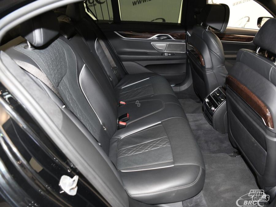Black BMW 750 2017 in Avizieniai, with an engine capacity of 4.40 L and mileage of 113 thousand km for 24900 €, photo 14 on AUTOMOTO.COM.LV