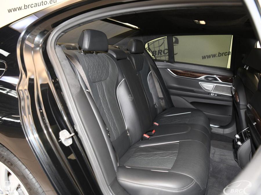 Black BMW 750 2017 in Avizieniai, with an engine capacity of 4.40 L and mileage of 113 thousand km for 24900 €, photo 15 on AUTOMOTO.COM.LV