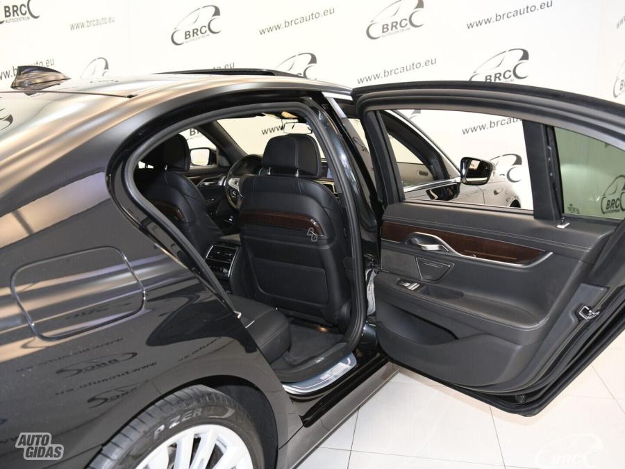 Black BMW 750 2017 in Avizieniai, with an engine capacity of 4.40 L and mileage of 113 thousand km for 24900 €, photo 16 on AUTOMOTO.COM.LV