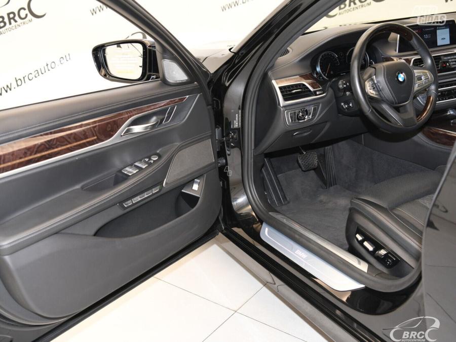 Black BMW 750 2017 in Avizieniai, with an engine capacity of 4.40 L and mileage of 113 thousand km for 24900 €, photo 18 on AUTOMOTO.COM.LV