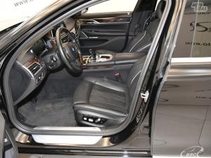 Black BMW 750 2017 in Avizieniai, with an engine capacity of 4.40 L and mileage of 113 thousand km for 24900 €, photo 20 on AUTOMOTO.COM.LV
