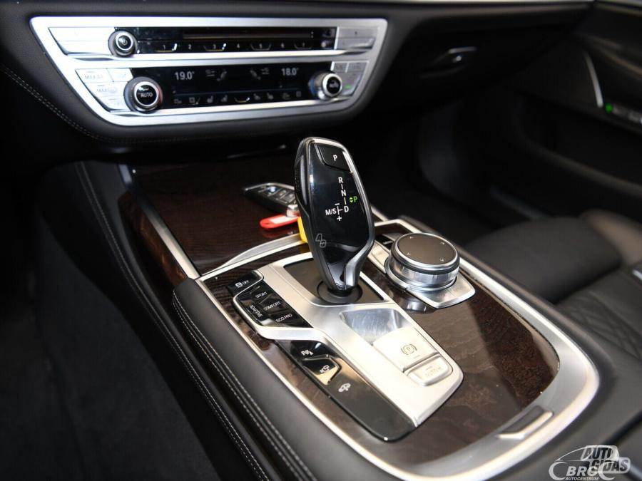 Black BMW 750 2017 in Avizieniai, with an engine capacity of 4.40 L and mileage of 113 thousand km for 24900 €, photo 26 on AUTOMOTO.COM.LV