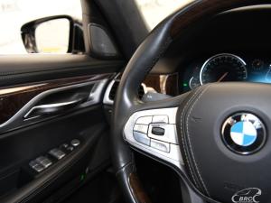 Black BMW 750 2017 in Avizieniai, with an engine capacity of 4.40 L and mileage of 113 thousand km for 24900 €, photo 32 on AUTOMOTO.COM.LV
