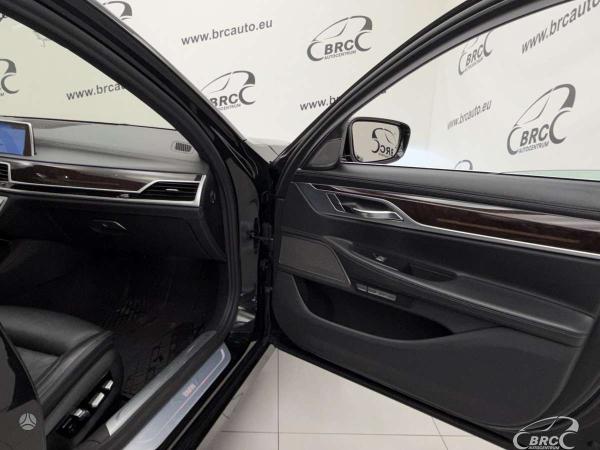 Black BMW 750 2017 in Vilnius, with an engine capacity of 4.40 L and mileage of 113 thousand km for 24900 €, photo 9 on AUTOMOTO.COM.LV