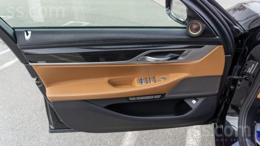 Black BMW 750 2017 in Riga, with an engine capacity of 4.40 L and mileage of 127 thousand km for 28590 €, photo 27 on AUTOMOTO.COM.LV
