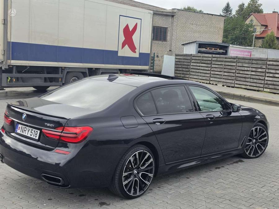 Black BMW 750 2017 in Silute, with an engine capacity of 4.40 L and mileage of 190 thousand km for 20000 €, photo 3 on AUTOMOTO.COM.LV