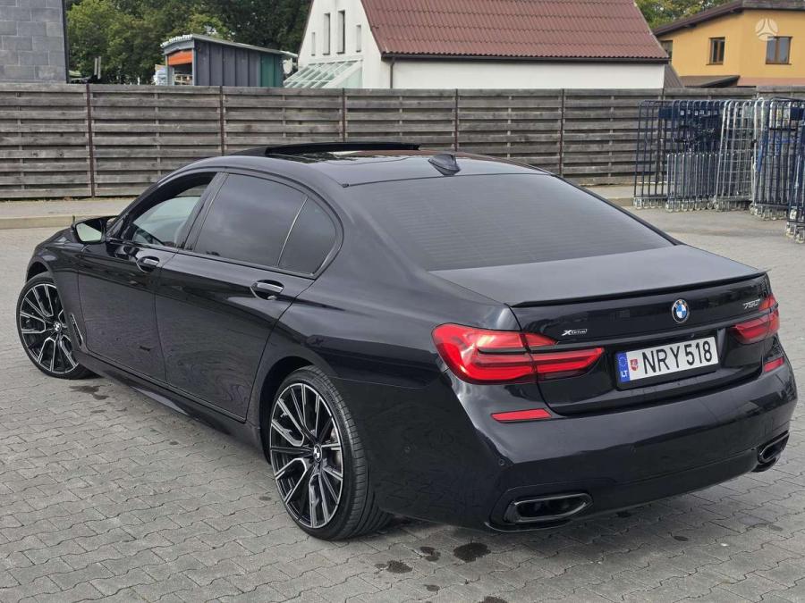 Black BMW 750 2017 in Silute, with an engine capacity of 4.40 L and mileage of 190 thousand km for 20000 €, photo 5 on AUTOMOTO.COM.LV
