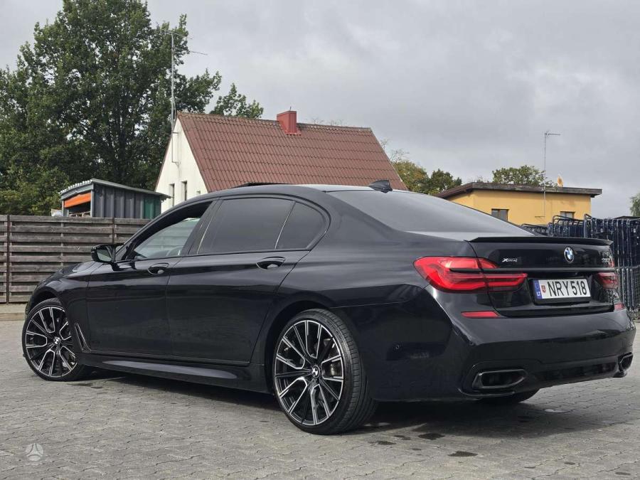 Black BMW 750 2017 in Silute, with an engine capacity of 4.40 L and mileage of 190 thousand km for 20000 €, photo 8 on AUTOMOTO.COM.LV