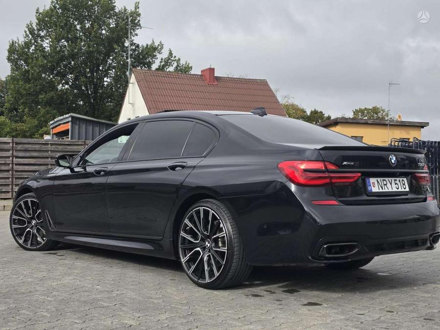Black BMW 750 2017 in Silute, with an engine capacity of 4.40 L and mileage of 190 thousand km for 20000 €, photo 12 on AUTOMOTO.COM.LV