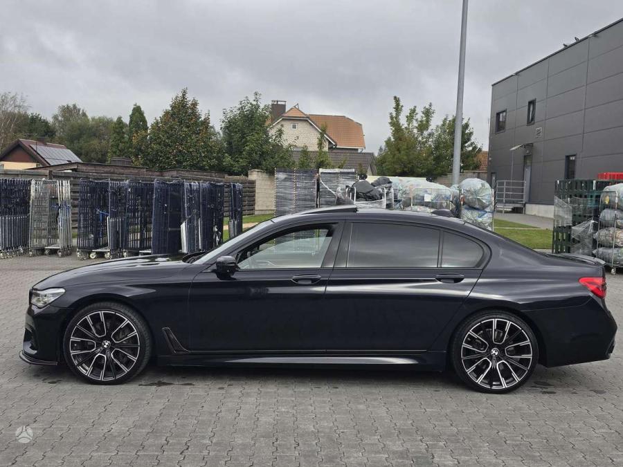 Black BMW 750 2017 in Silute, with an engine capacity of 4.40 L and mileage of 190 thousand km for 20000 €, photo 15 on AUTOMOTO.COM.LV