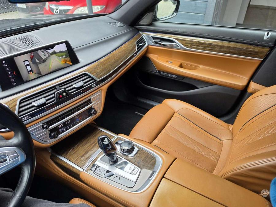 Black BMW 750 2017 in Silute, with an engine capacity of 4.40 L and mileage of 190 thousand km for 20000 €, photo 19 on AUTOMOTO.COM.LV