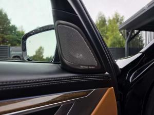 Black BMW 750 2017 in Silute, with an engine capacity of 4.40 L and mileage of 190 thousand km for 20000 €, photo 23 on AUTOMOTO.COM.LV