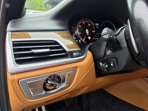 Black BMW 750 2017 in Silute, with an engine capacity of 4.40 L and mileage of 190 thousand km for 20000 €, photo 25 on AUTOMOTO.COM.LV