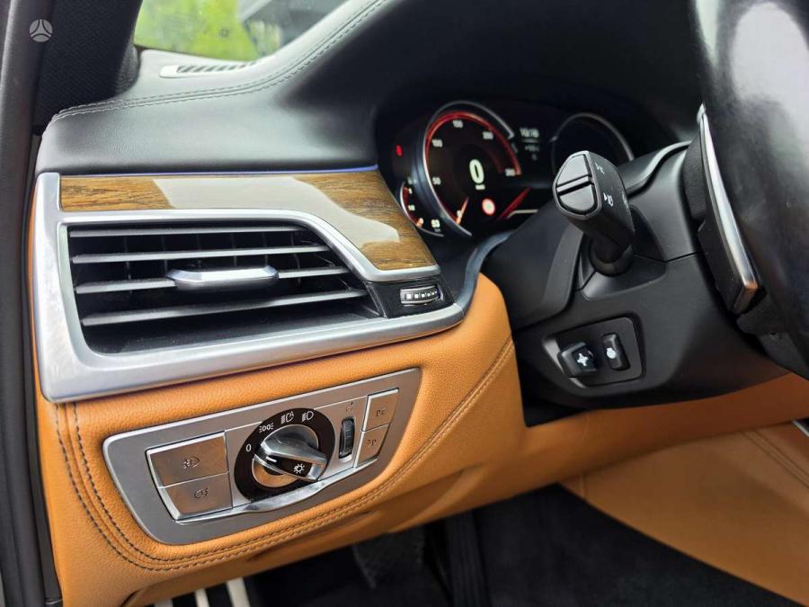 Black BMW 750 2017 in Silute, with an engine capacity of 4.40 L and mileage of 190 thousand km for 20000 €, photo 25 on AUTOMOTO.COM.LV