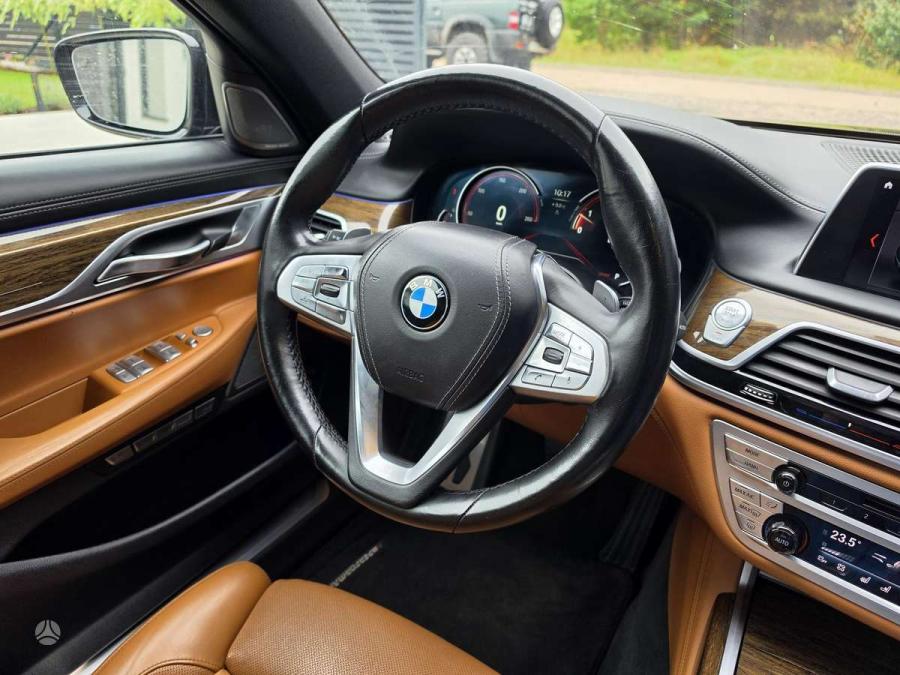 Black BMW 750 2017 in Silute, with an engine capacity of 4.40 L and mileage of 190 thousand km for 20000 €, photo 27 on AUTOMOTO.COM.LV