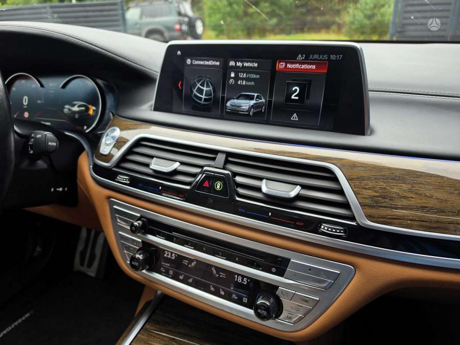 Black BMW 750 2017 in Silute, with an engine capacity of 4.40 L and mileage of 190 thousand km for 20000 €, photo 28 on AUTOMOTO.COM.LV