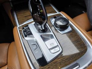 Black BMW 750 2017 in Silute, with an engine capacity of 4.40 L and mileage of 190 thousand km for 20000 €, photo 30 on AUTOMOTO.COM.LV