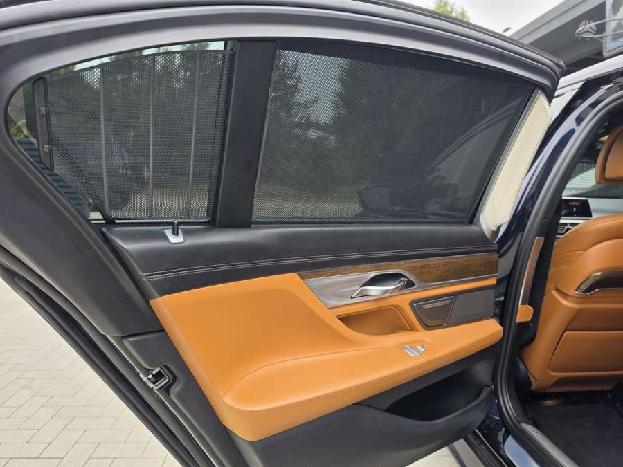 Black BMW 750 2017 in Silute, with an engine capacity of 4.40 L and mileage of 190 thousand km for 20000 €, photo 33 on AUTOMOTO.COM.LV