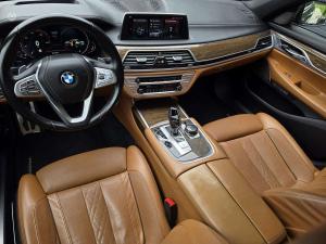 Black BMW 750 2017 in Silute, with an engine capacity of 4.40 L and mileage of 190 thousand km for 20000 €, photo 34 on AUTOMOTO.COM.LV