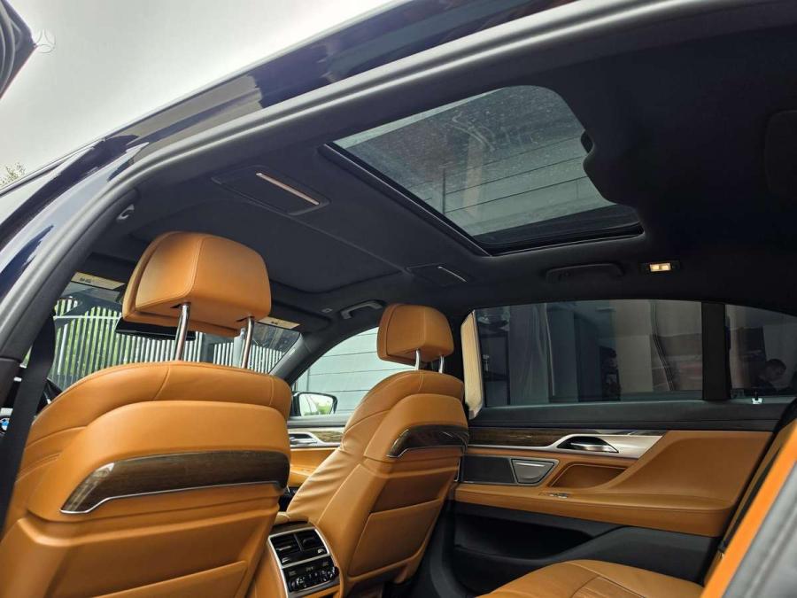 Black BMW 750 2017 in Silute, with an engine capacity of 4.40 L and mileage of 190 thousand km for 20000 €, photo 36 on AUTOMOTO.COM.LV