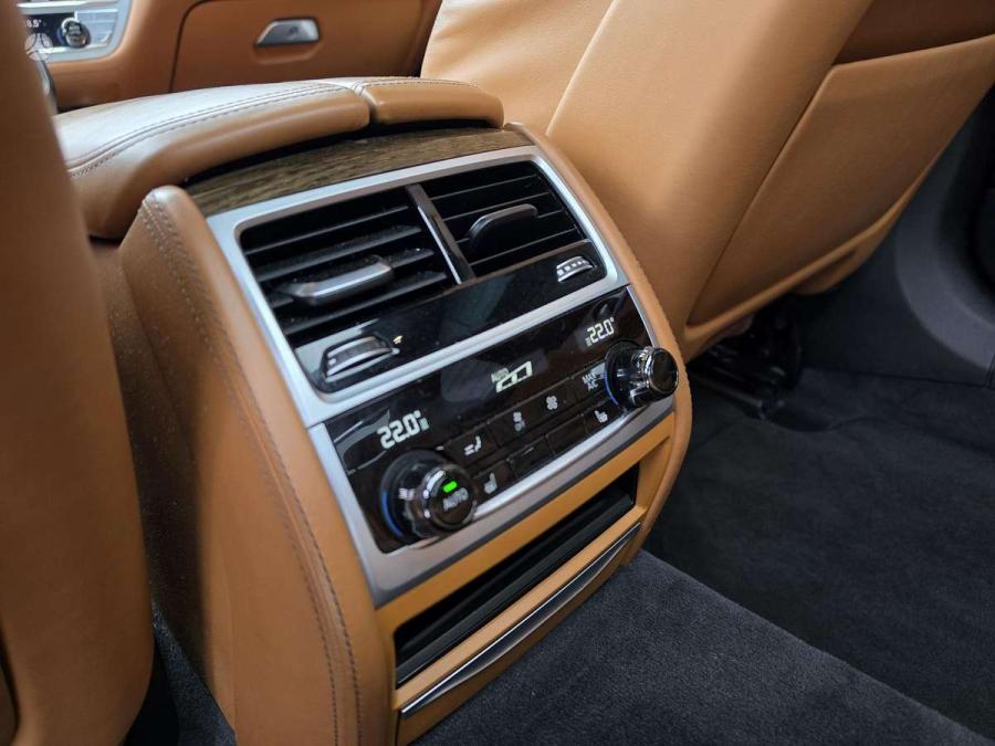 Black BMW 750 2017 in Silute, with an engine capacity of 4.40 L and mileage of 190 thousand km for 20000 €, photo 37 on AUTOMOTO.COM.LV