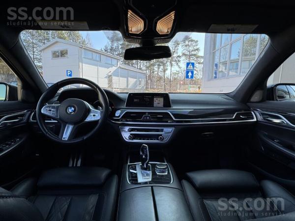Black BMW 750 2018 in Riga, with an engine capacity of 4.40 L and mileage of 155 thousand km for 43500 €, photo 10 on AUTOMOTO.COM.LV