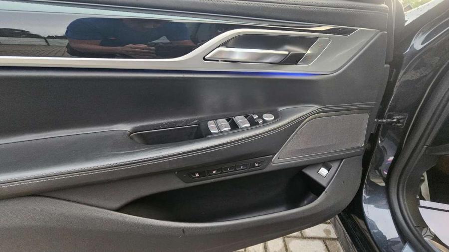Melns BMW 750 2018 Prienai, ar dzinēja tilpumu 4.40 L un nobraukumu 185 tūkst. km par 22999 €, foto 23 vietnē AUTOMOTO.COM.LV