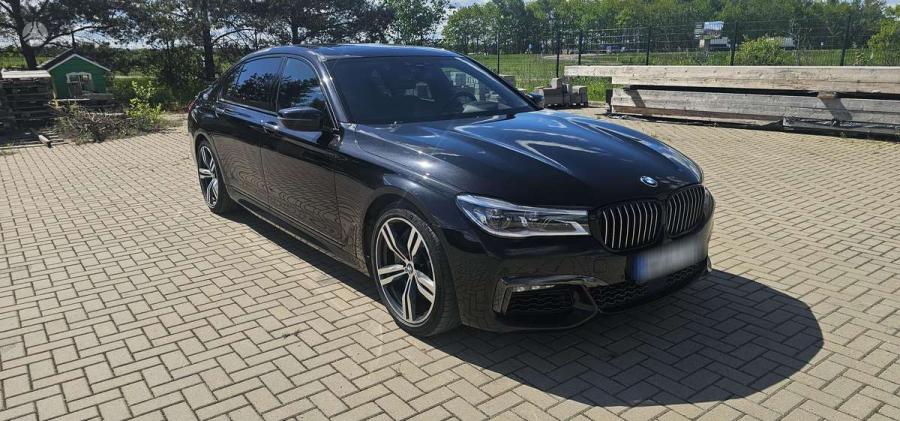 Black BMW 750 2018 in Vilnius, with an engine capacity of 4.40 L and mileage of 150 thousand km for 29990 €, photo 5 on AUTOMOTO.COM.LV