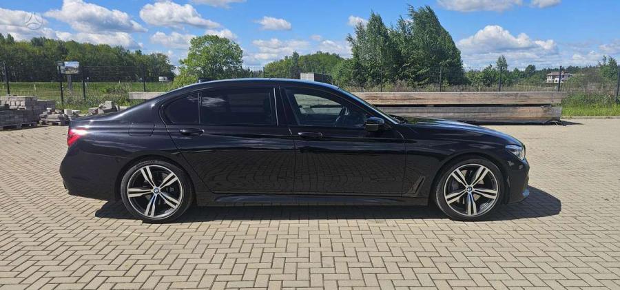 Black BMW 750 2018 in Vilnius, with an engine capacity of 4.40 L and mileage of 150 thousand km for 29990 €, photo 6 on AUTOMOTO.COM.LV