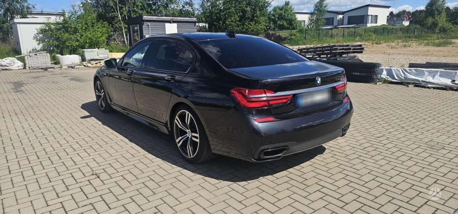Black BMW 750 2018 in Vilnius, with an engine capacity of 4.40 L and mileage of 150 thousand km for 29990 €, photo 9 on AUTOMOTO.COM.LV