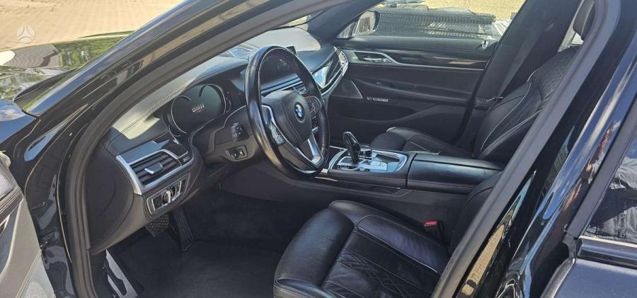 Black BMW 750 2018 in Vilnius, with an engine capacity of 4.40 L and mileage of 150 thousand km for 29990 €, photo 10 on AUTOMOTO.COM.LV
