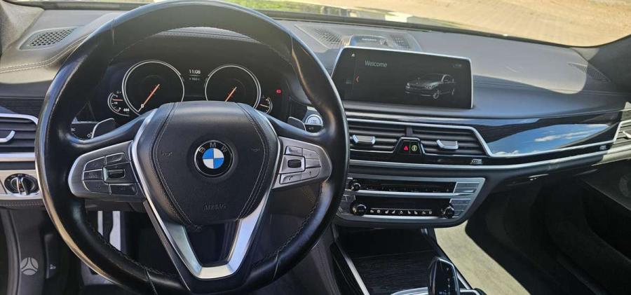 Black BMW 750 2018 in Vilnius, with an engine capacity of 4.40 L and mileage of 150 thousand km for 29990 €, photo 12 on AUTOMOTO.COM.LV