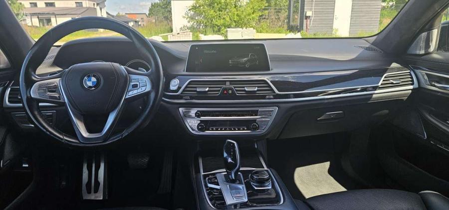 Black BMW 750 2018 in Vilnius, with an engine capacity of 4.40 L and mileage of 150 thousand km for 29990 €, photo 13 on AUTOMOTO.COM.LV