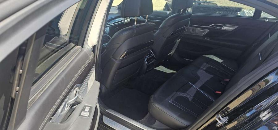 Black BMW 750 2018 in Vilnius, with an engine capacity of 4.40 L and mileage of 150 thousand km for 29990 €, photo 15 on AUTOMOTO.COM.LV