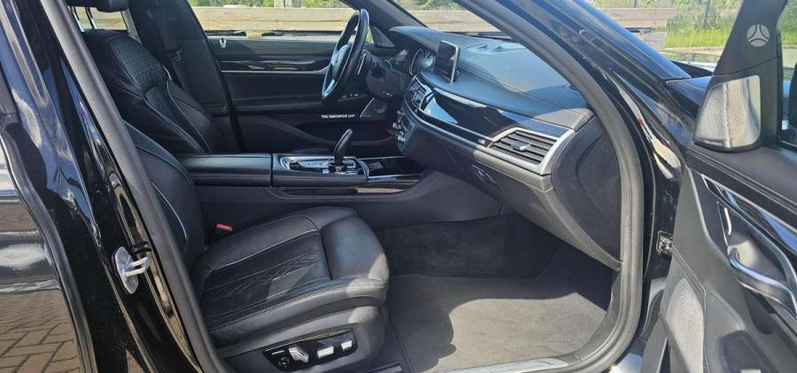 Black BMW 750 2018 in Vilnius, with an engine capacity of 4.40 L and mileage of 150 thousand km for 29990 €, photo 18 on AUTOMOTO.COM.LV