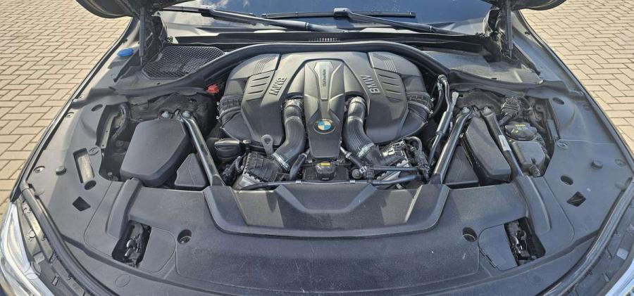 Black BMW 750 2018 in Vilnius, with an engine capacity of 4.40 L and mileage of 150 thousand km for 29990 €, photo 19 on AUTOMOTO.COM.LV