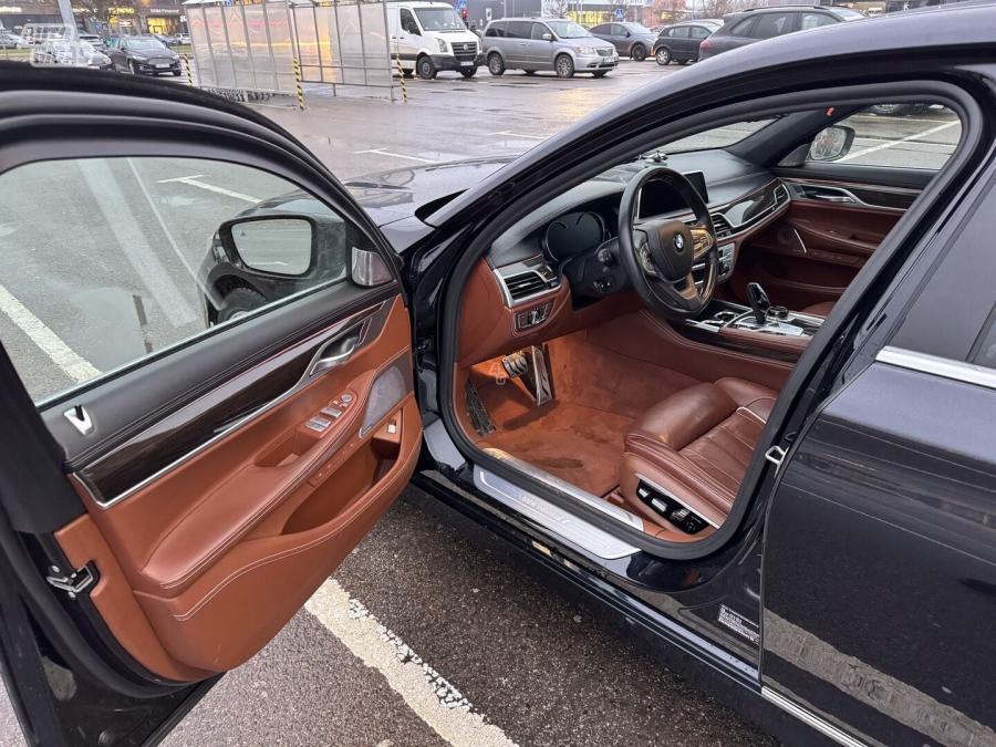 Black BMW 750 2019 in Kaunas, with an engine capacity of 4.40 L and mileage of 76 thousand km for 28500 €, photo 11 on AUTOMOTO.COM.LV