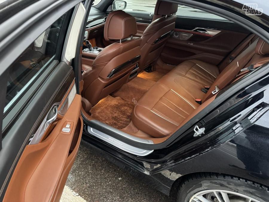 Black BMW 750 2019 in Kaunas, with an engine capacity of 4.40 L and mileage of 76 thousand km for 28500 €, photo 13 on AUTOMOTO.COM.LV